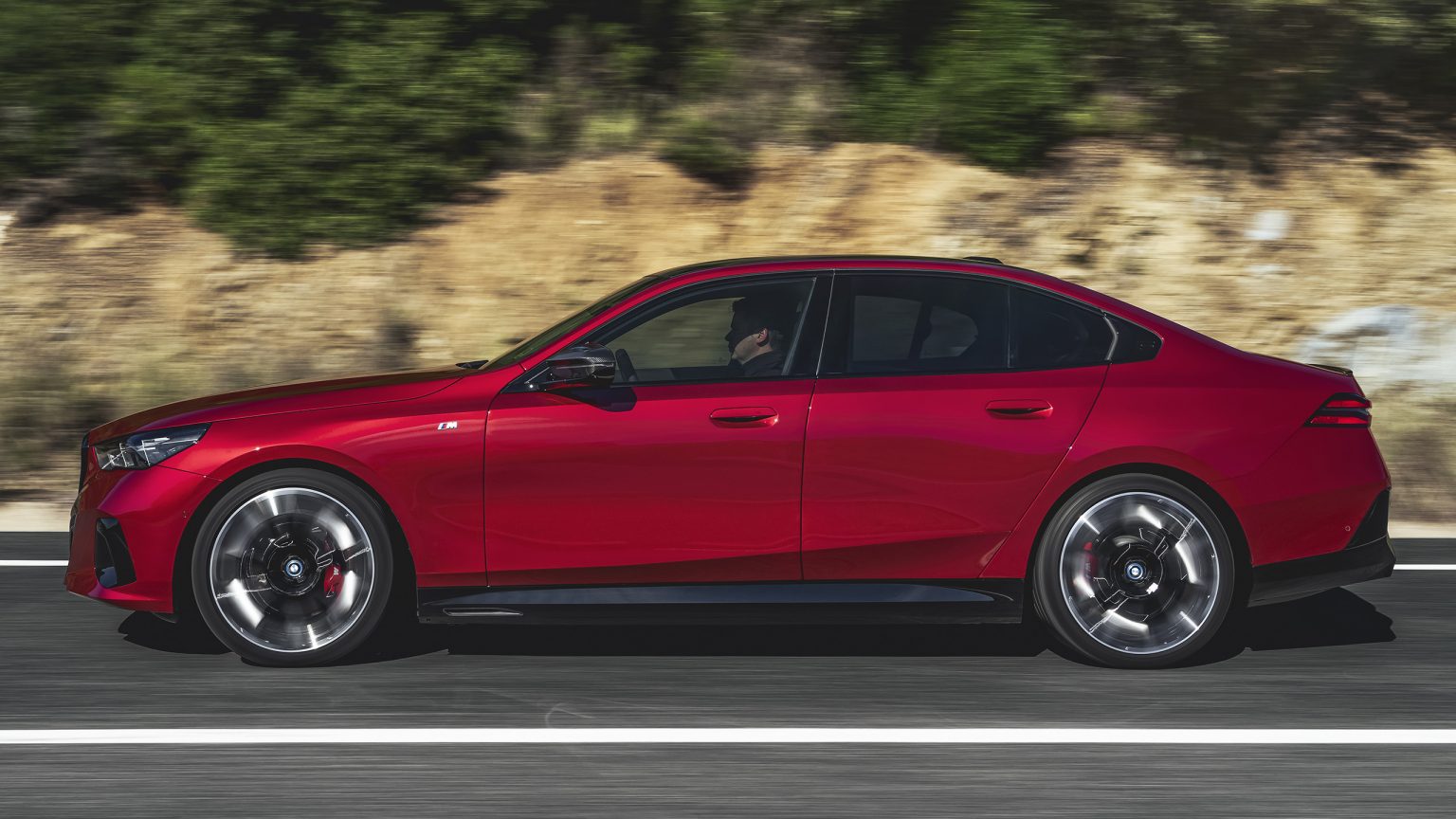 续航里程可达582公里 全新第8代BMW 5 Series发布 - SoyaCincau