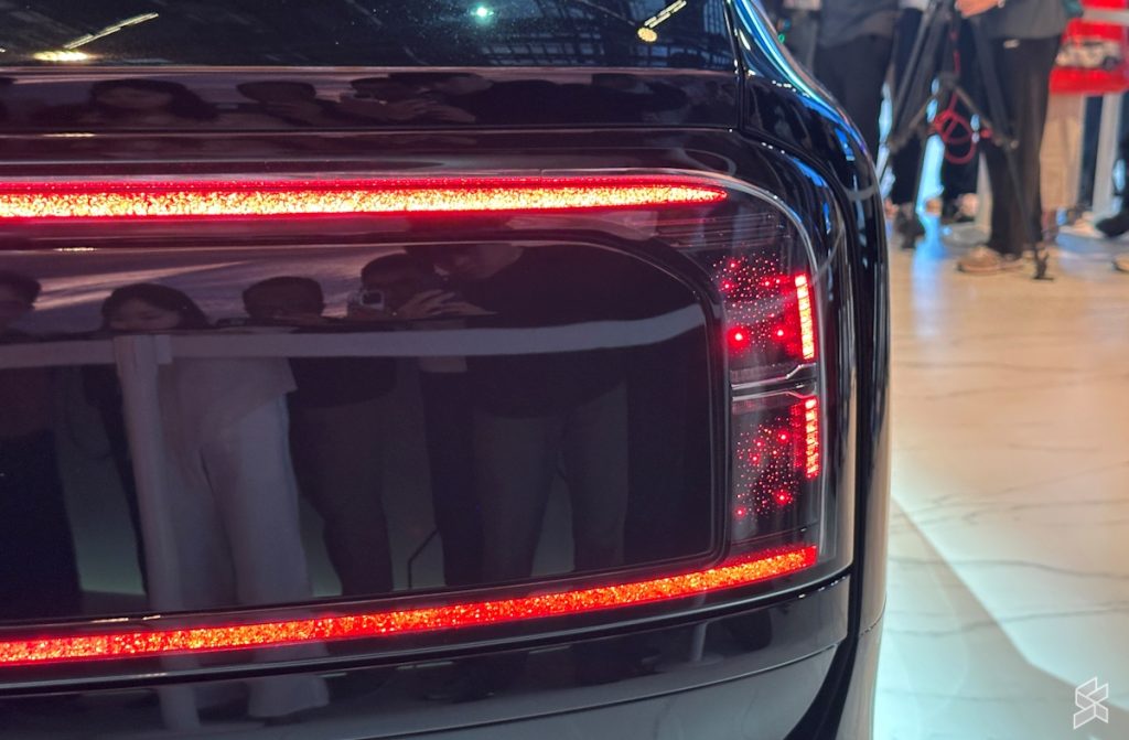 Zeekr 9X亮相：首款混合动力车，电动续航380km，采用900V架构