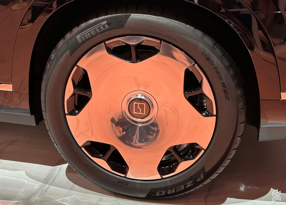 Zeekr 9X亮相：首款混合动力车，电动续航380km，采用900V架构